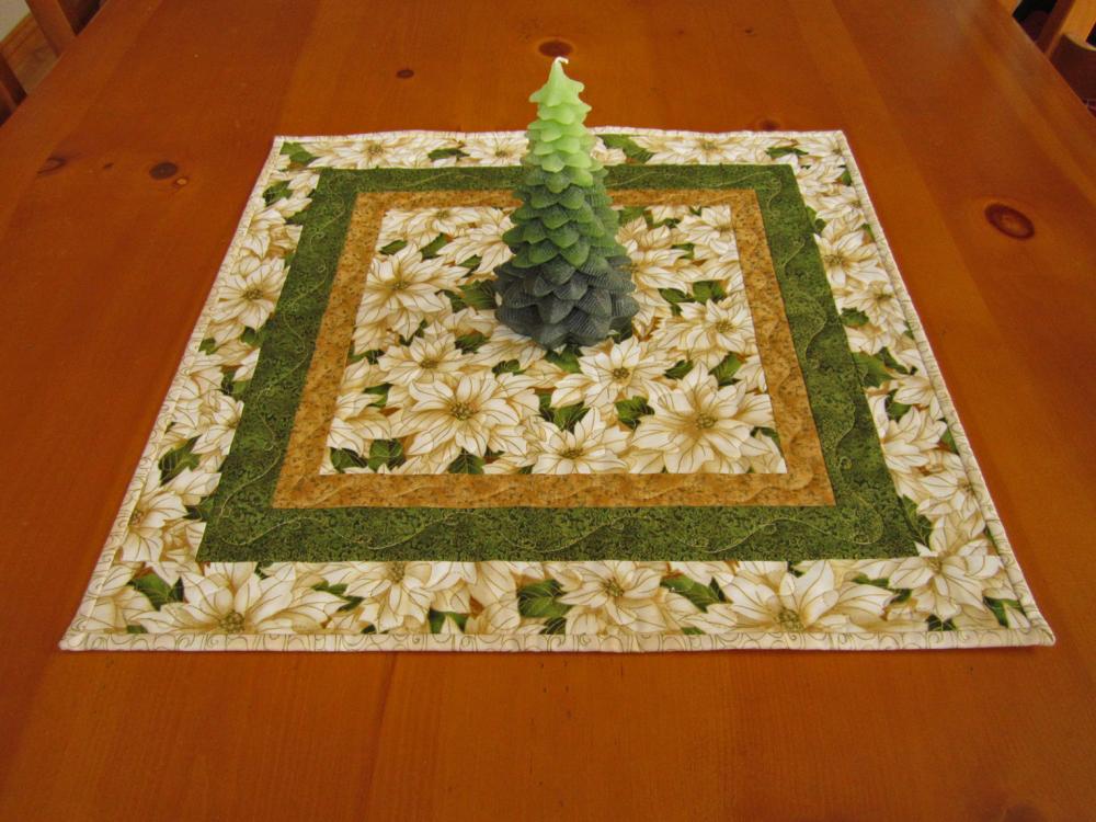 Poinsettia Quilted Table Topper on Luulla