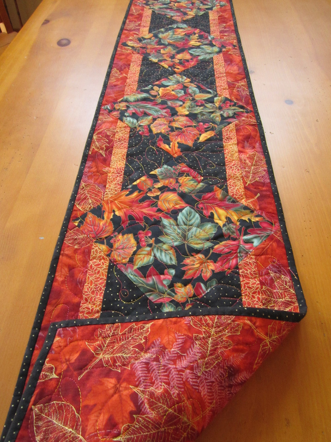 Vibrant Autumn Table Runner on Luulla