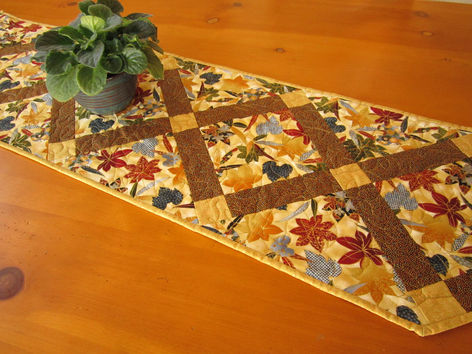Table Runner Maple Leaves on Luulla