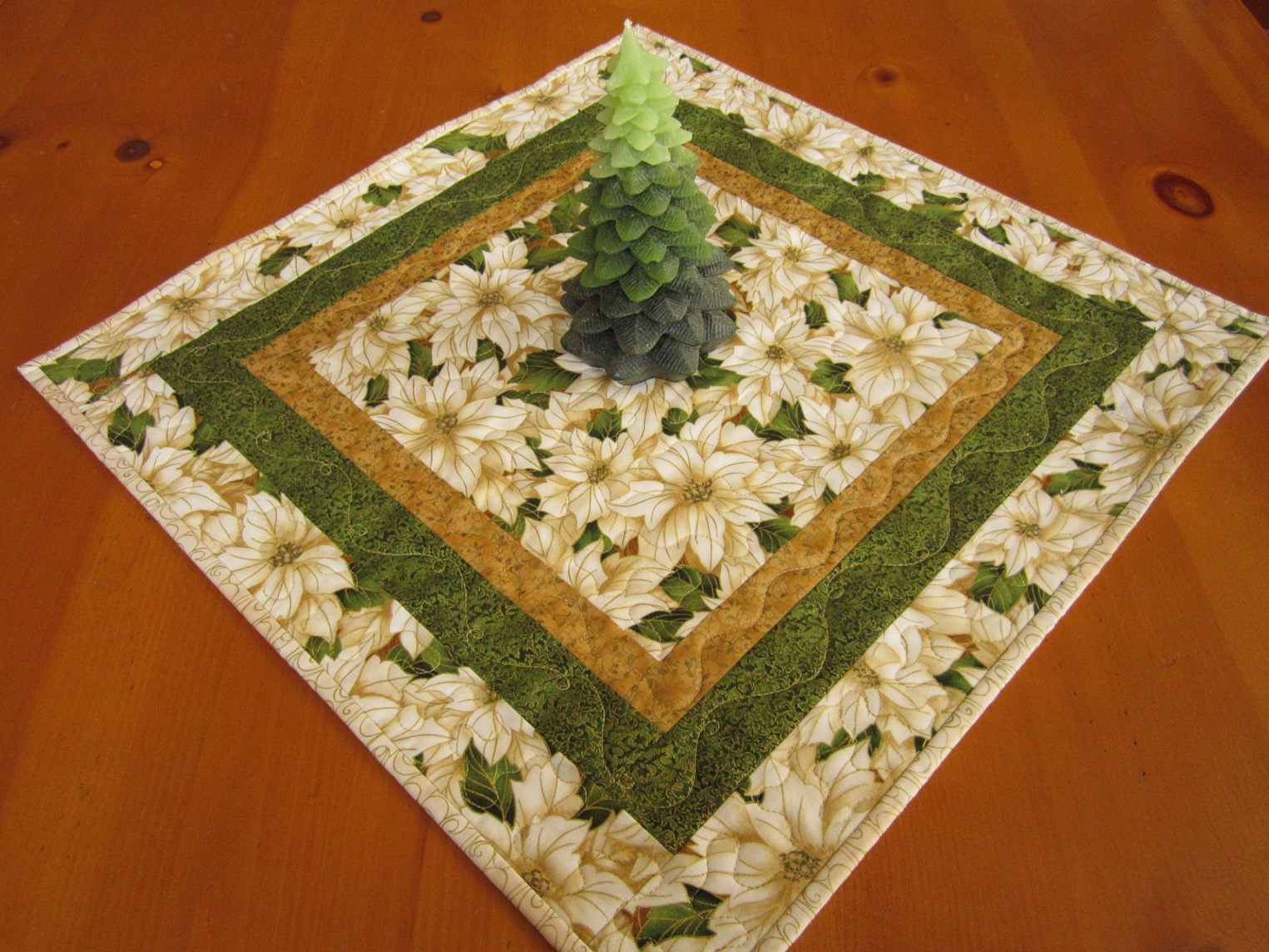 Poinsettia Quilted Table Topper on Luulla