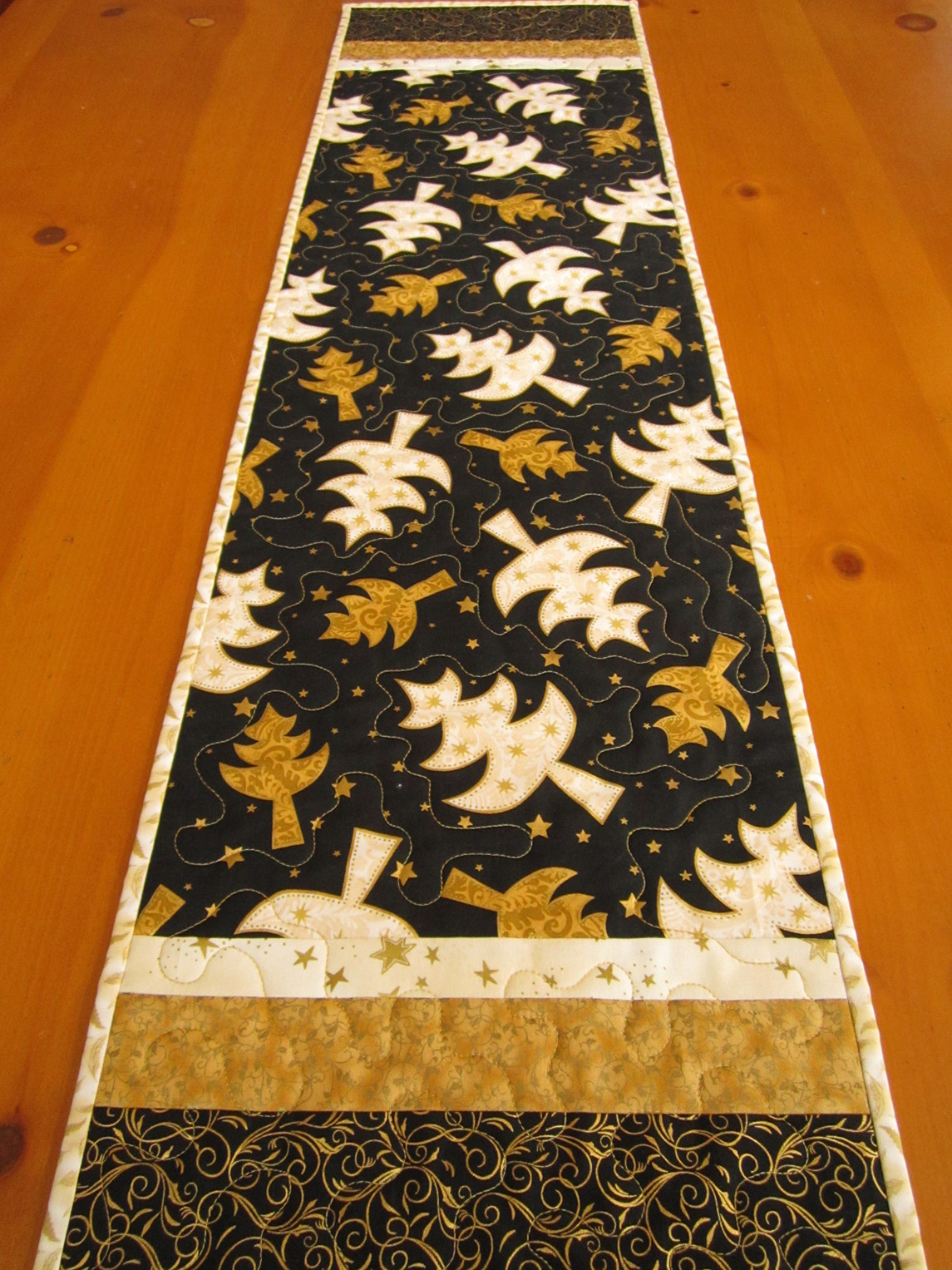 Christmas Table Runner Tree Toss on Luulla