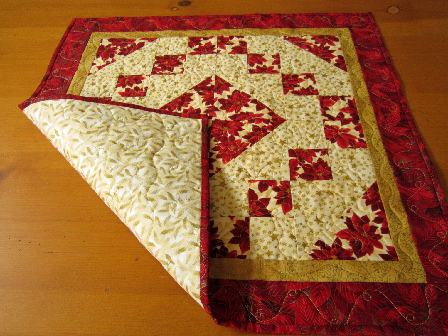Christmas Quilted Table Topper on Luulla