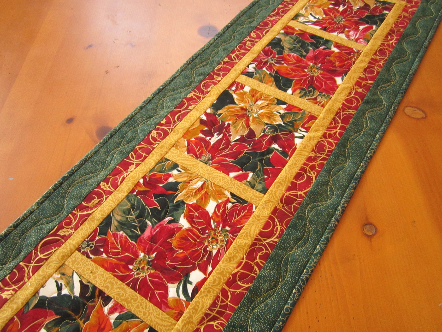 Christmas Table Runner Gorgeous Poinsettias on Luulla
