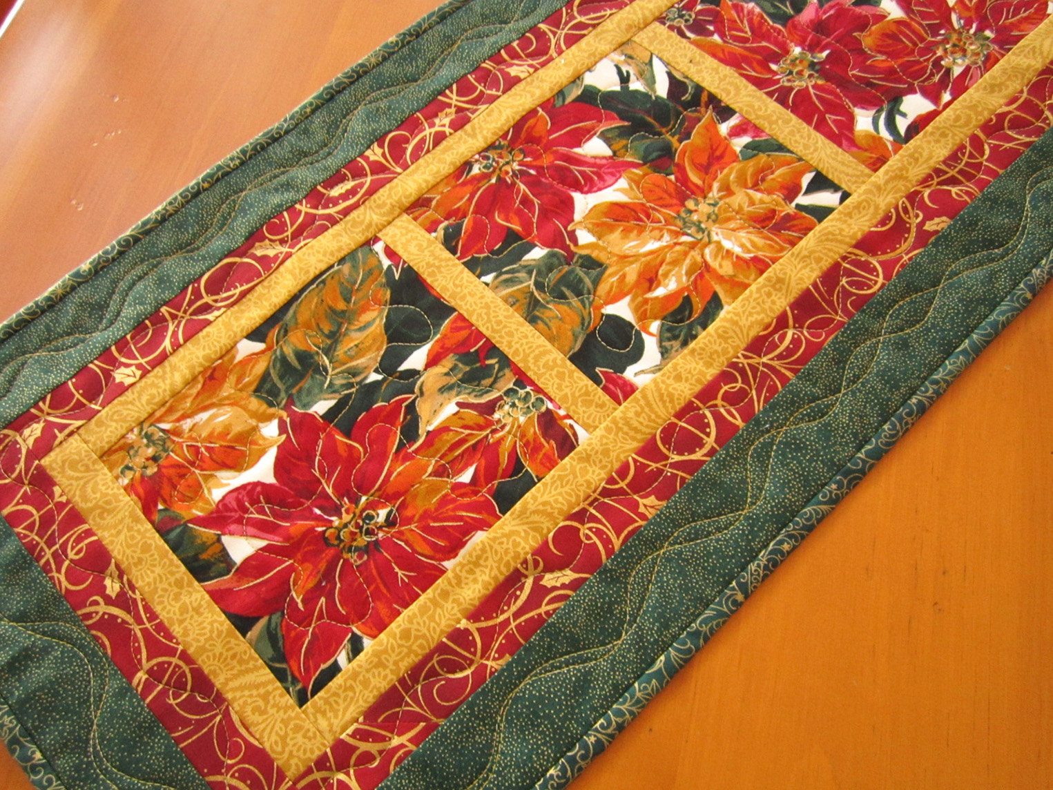 Christmas Table Runner Gorgeous Poinsettias on Luulla